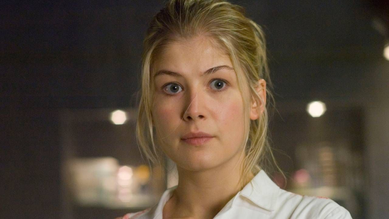 Rosamund Pike recuerda la película de acción que casi arruina su ...
