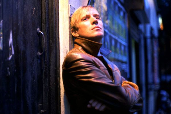 Foto de Rhys Ifans - Alta sociedad : Foto Martha Fiennes, Rhys Ifans ...