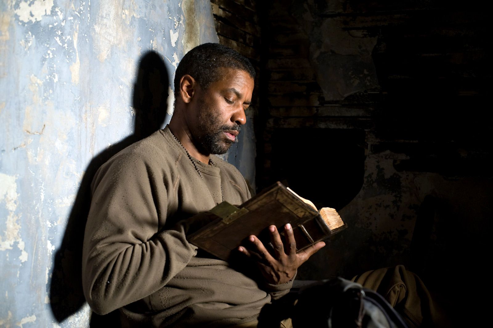 Foto de Albert Hughes - El libro de Eli : Foto Allen Hughes, Albert ...