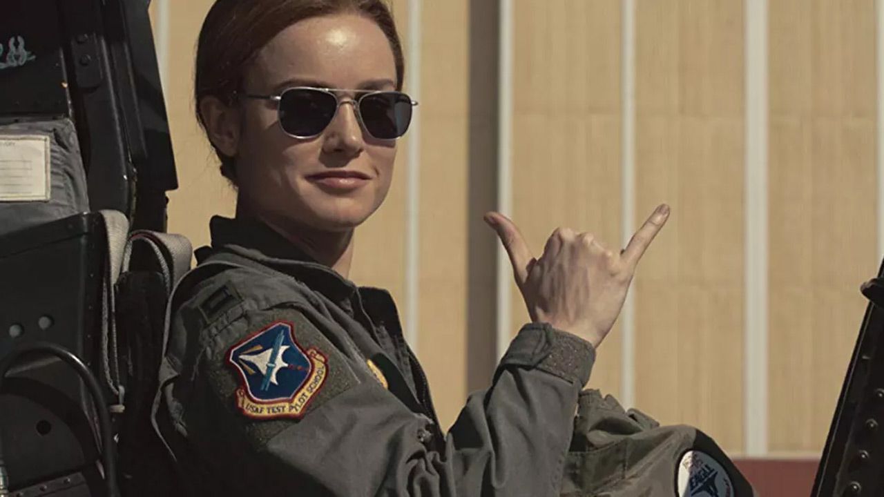 'Capitana Marvel': ¿Qué significa el gesto que hace Carol Danvers ...