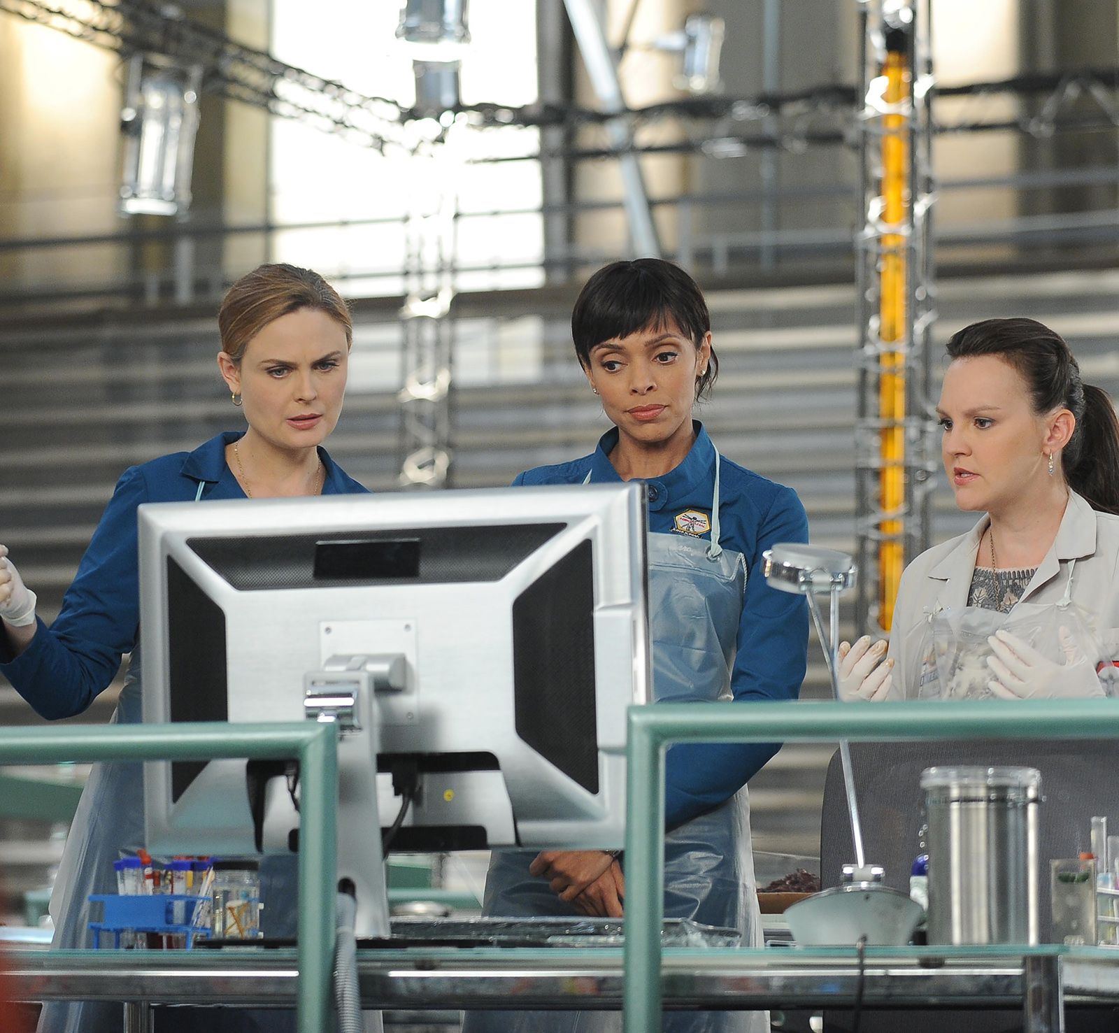 Foto de Tamara Taylor - Bones : Foto Tamara Taylor, Emily Deschanel ...