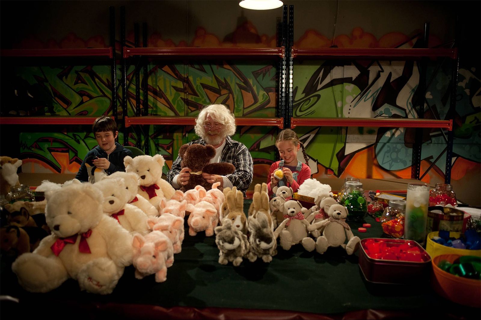 Foto de Ali Lyons - The Santa Incident : Foto James Cosmo, Scott Graham ...