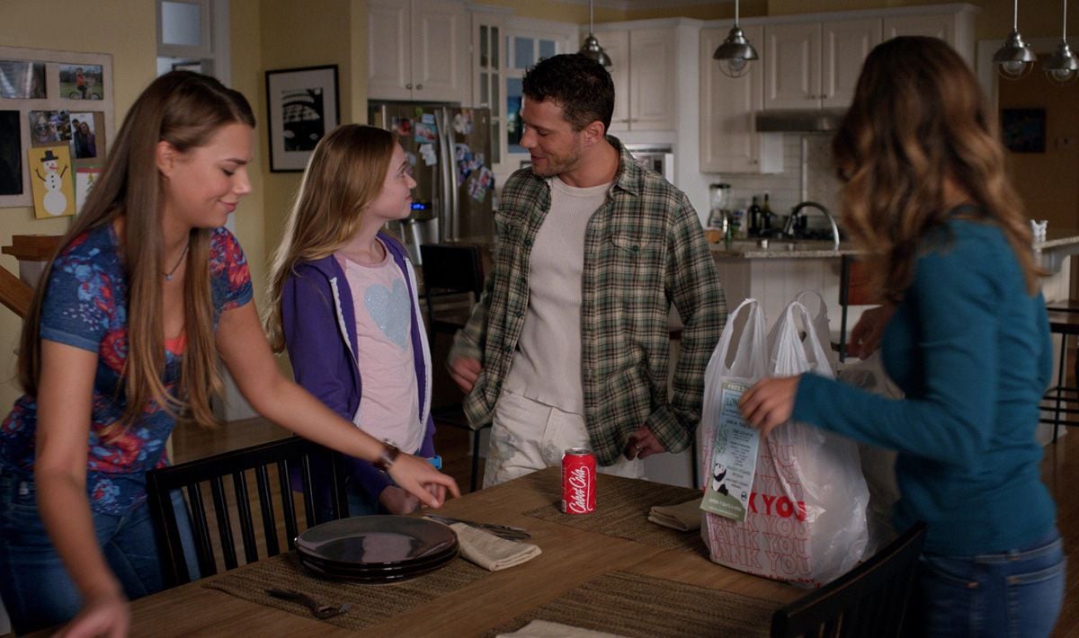 Foto de Indiana Evans - Secrets And Lies (US) : Foto Indiana Evans ...