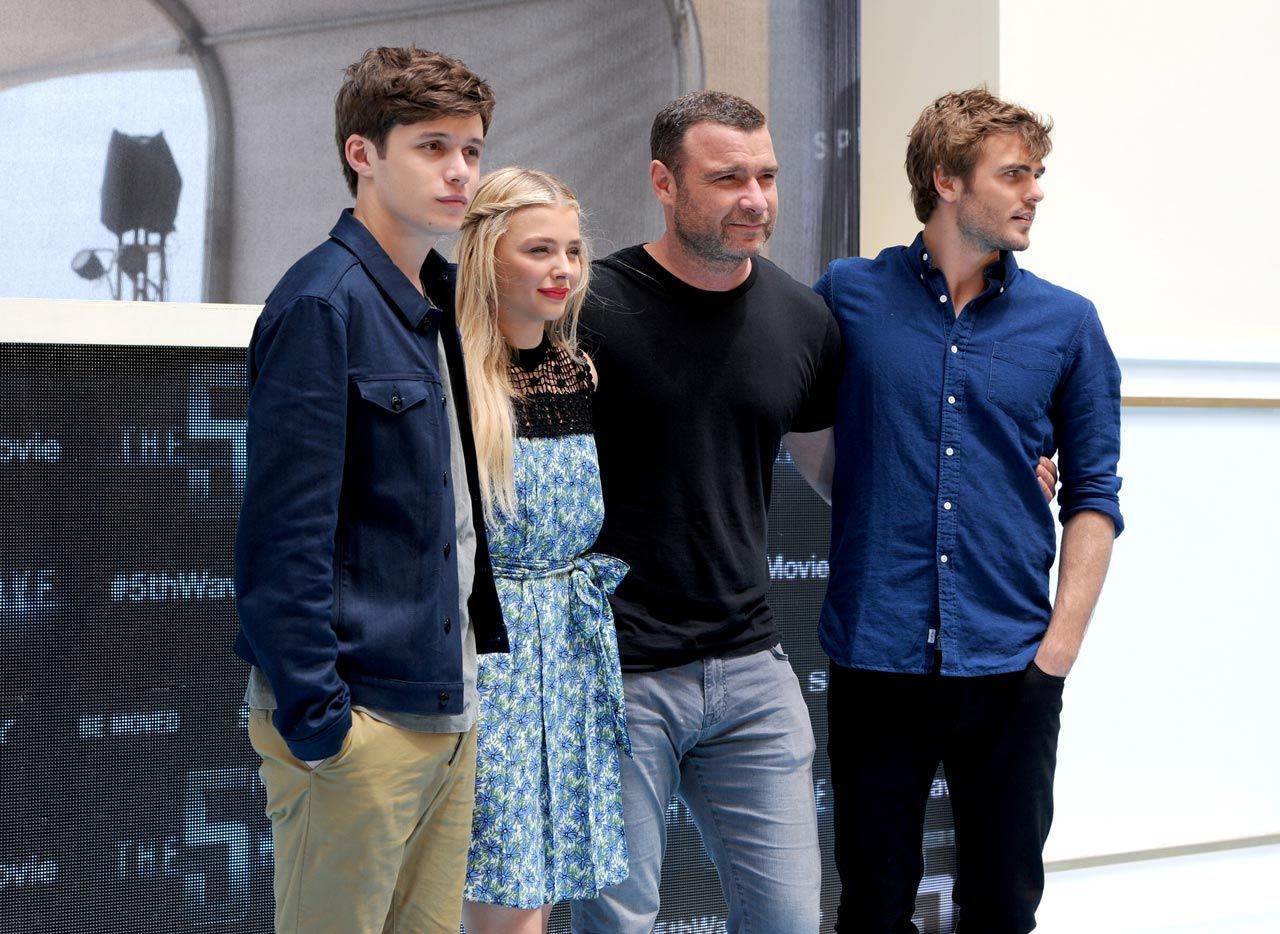 Foto de Alex Roe - La quinta ola : Couverture magazine Alex Roe, Chloë ...