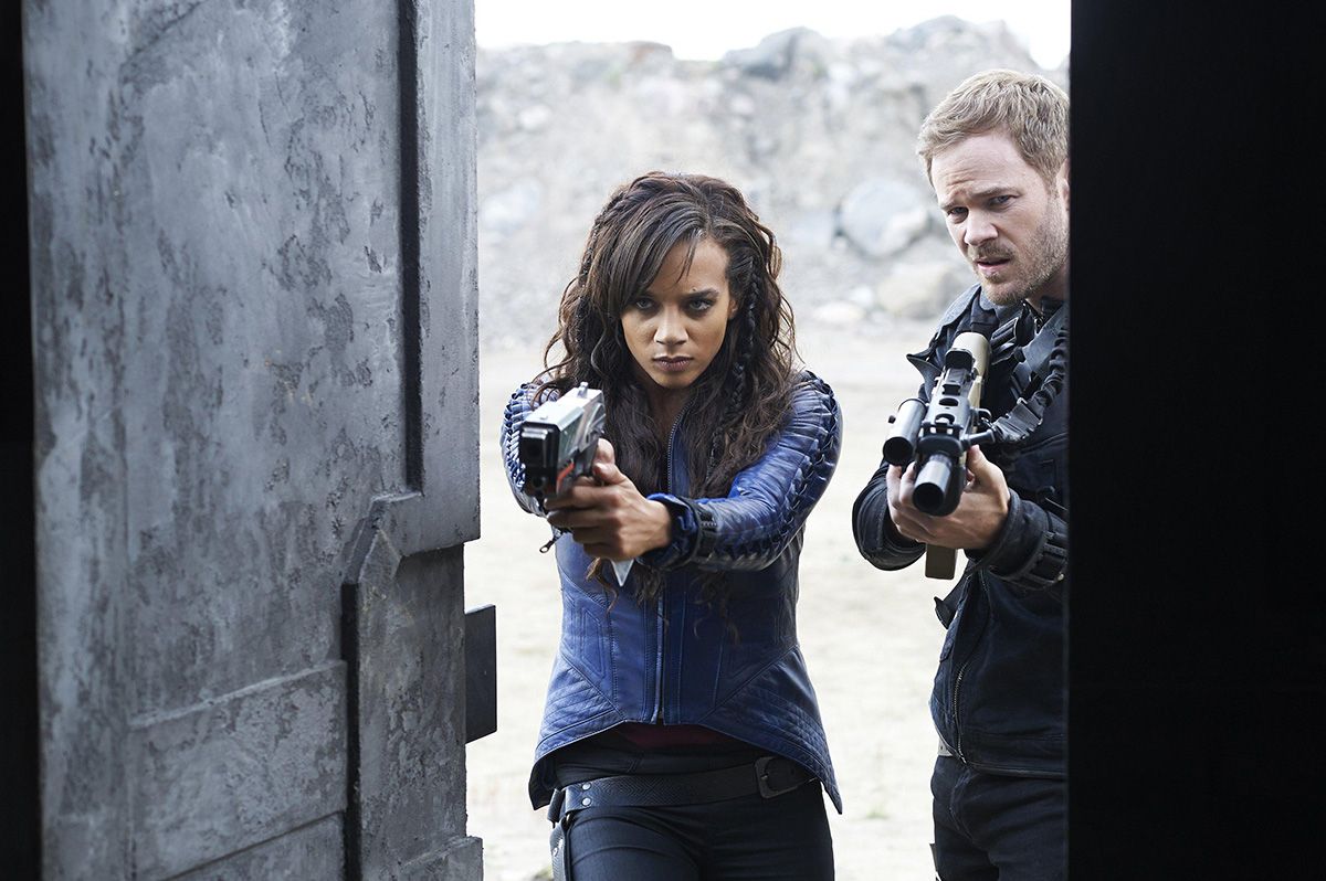 Foto de Aaron Ashmore - Killjoys : Foto Hannah John-Kamen, Aaron ...