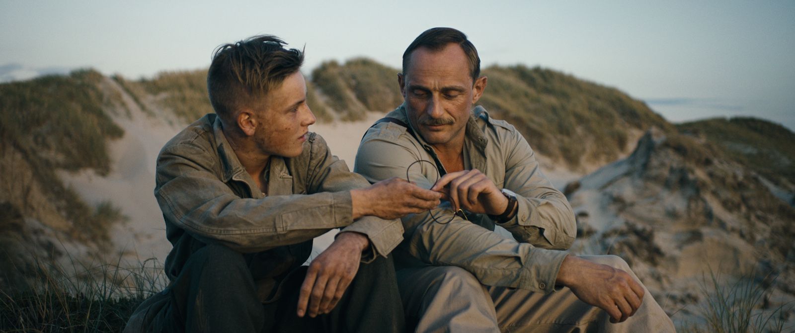 Foto de Louis Hofmann - Land of Mine (Bajo la arena) : Foto Louis Hofmann, Roland Møller - Foto ...
