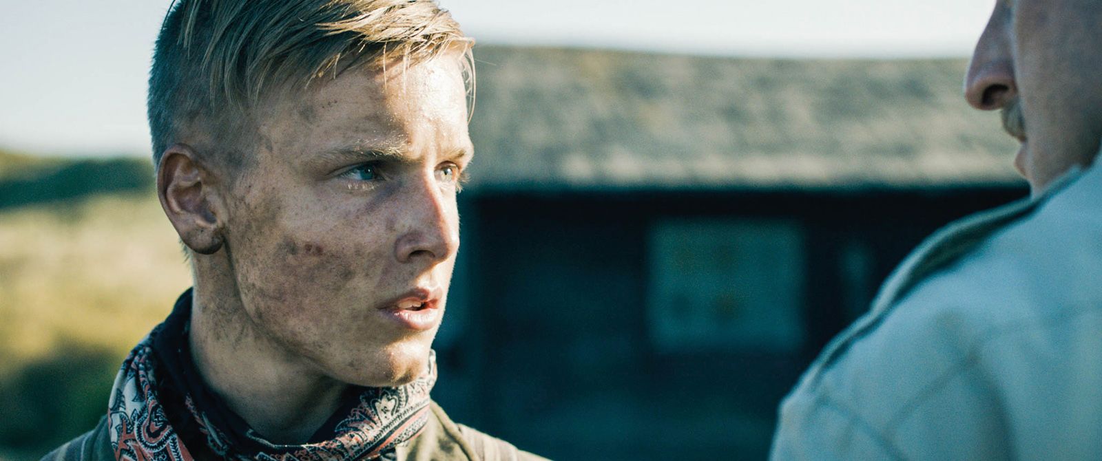 Foto de Louis Hofmann - Land of Mine (Bajo la arena) : Foto Louis Hofmann - Foto 55 de 81 ...