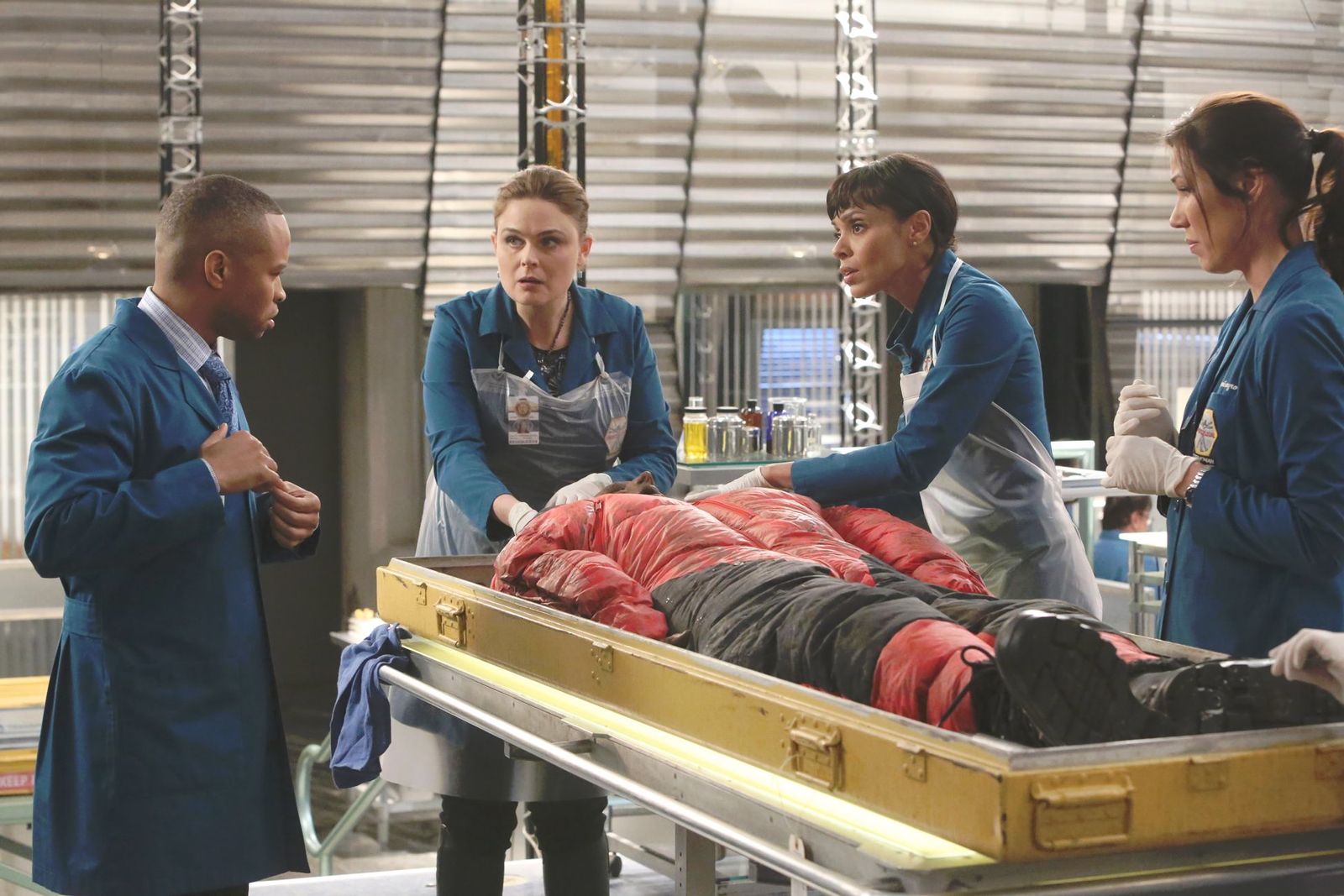 Foto de Eugene Byrd - Bones : Foto Tamara Taylor, Eugene Byrd, Emily Deschanel, Michaela Conlin ...