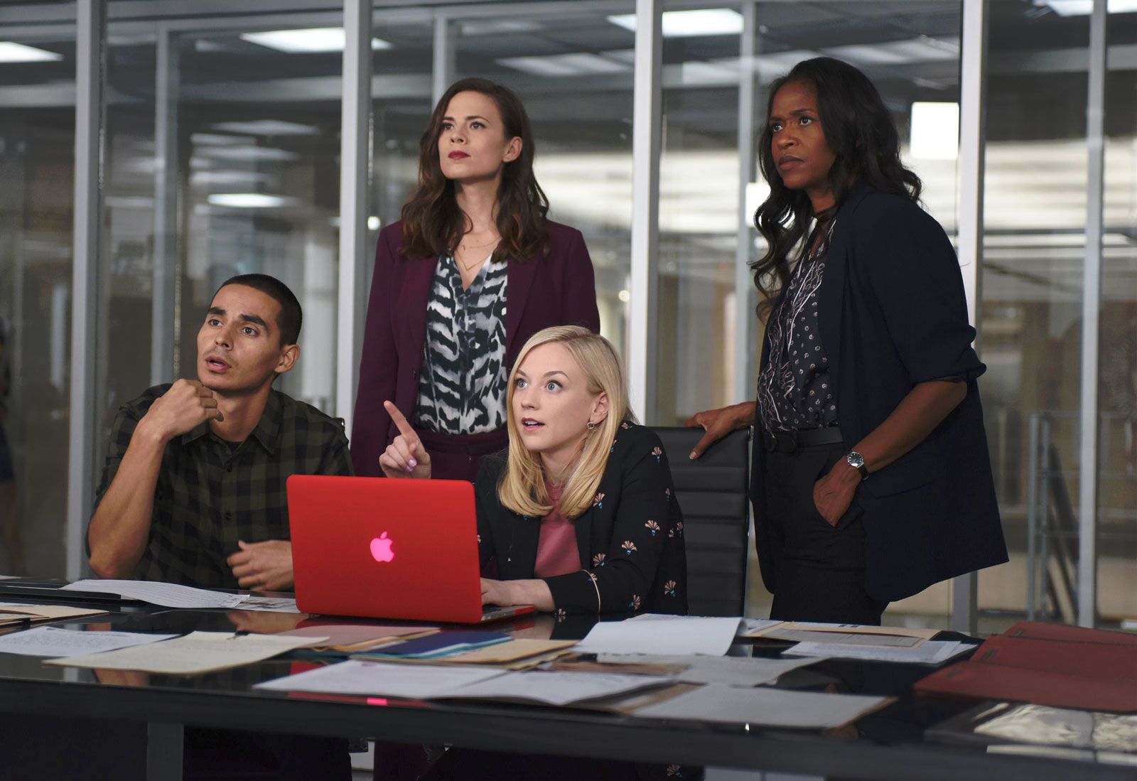 Foto de Emily Kinney - Conviction (2016) : Foto Hayley Atwell, Manny ...
