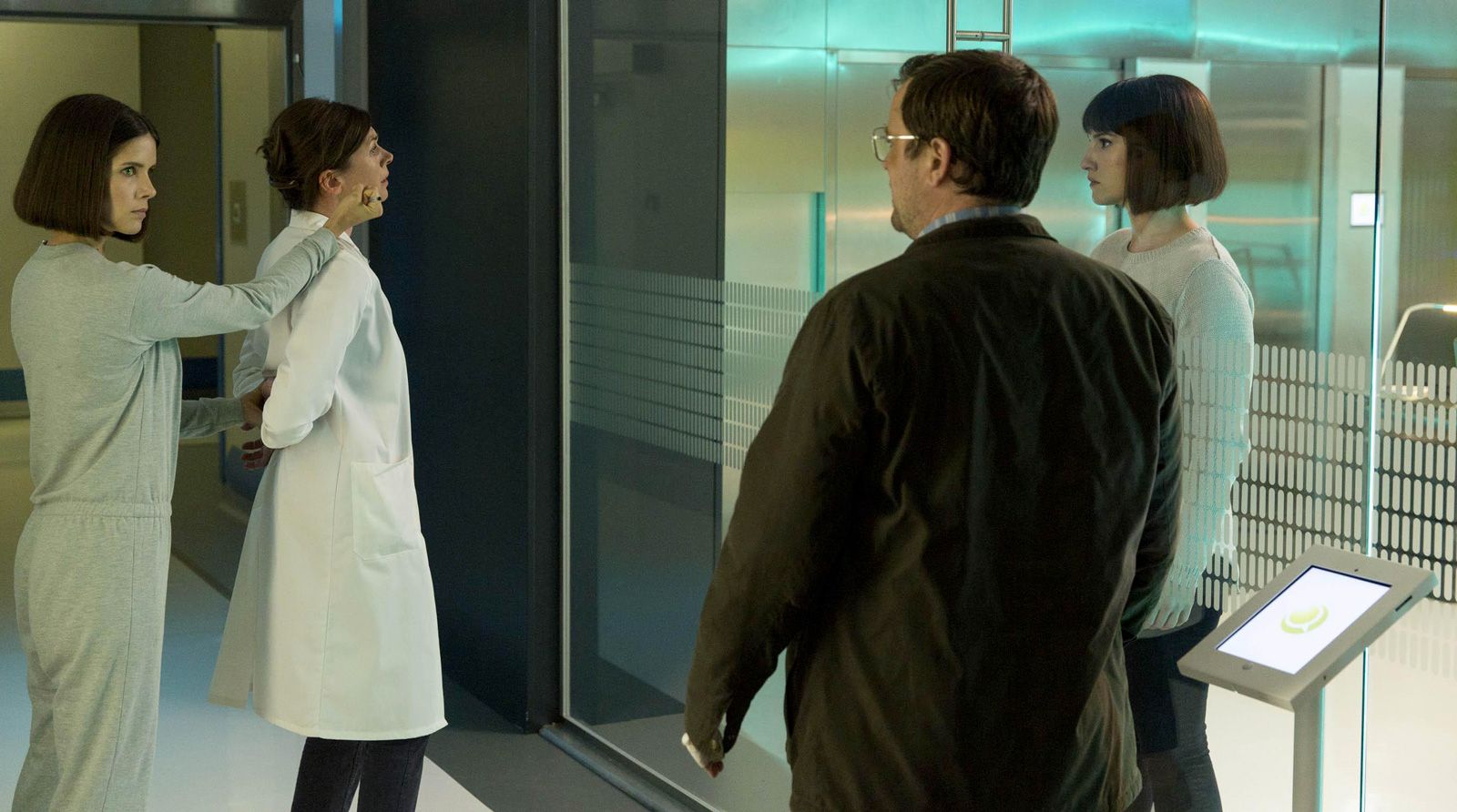 Foto de Sonya Cassidy - Humans : Foto Ruth Bradley, Claudia Harrison ...