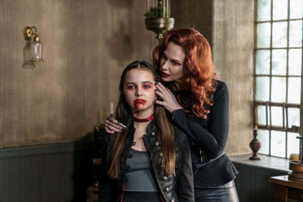 laura mennell van helsing