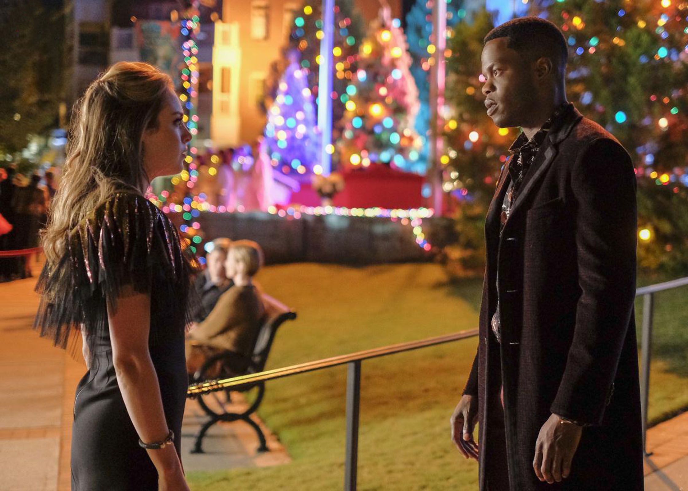 Dinastía (2017) : Dinastía (2017) : Foto Elizabeth Gillies, Sam Adegoke ...