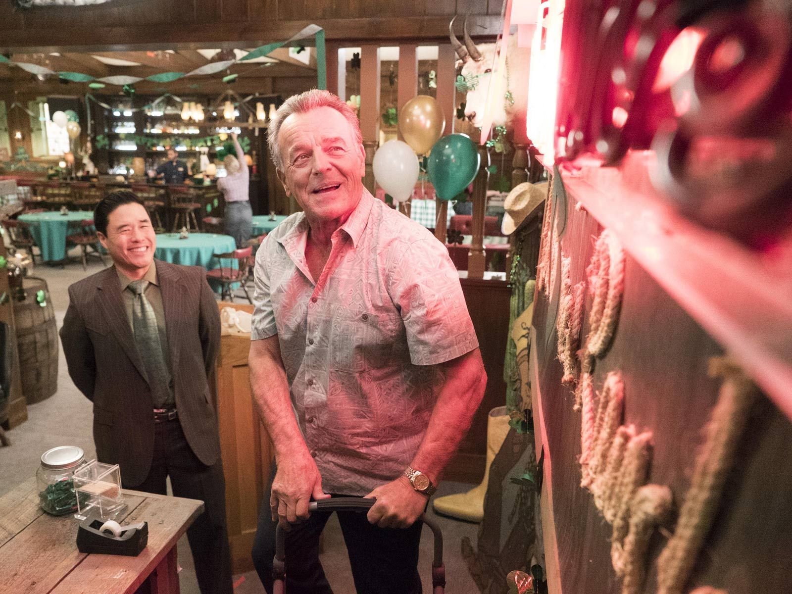Foto de Ray Wise - Recién llegados : Foto Ray Wise, Randall Park - Foto ...