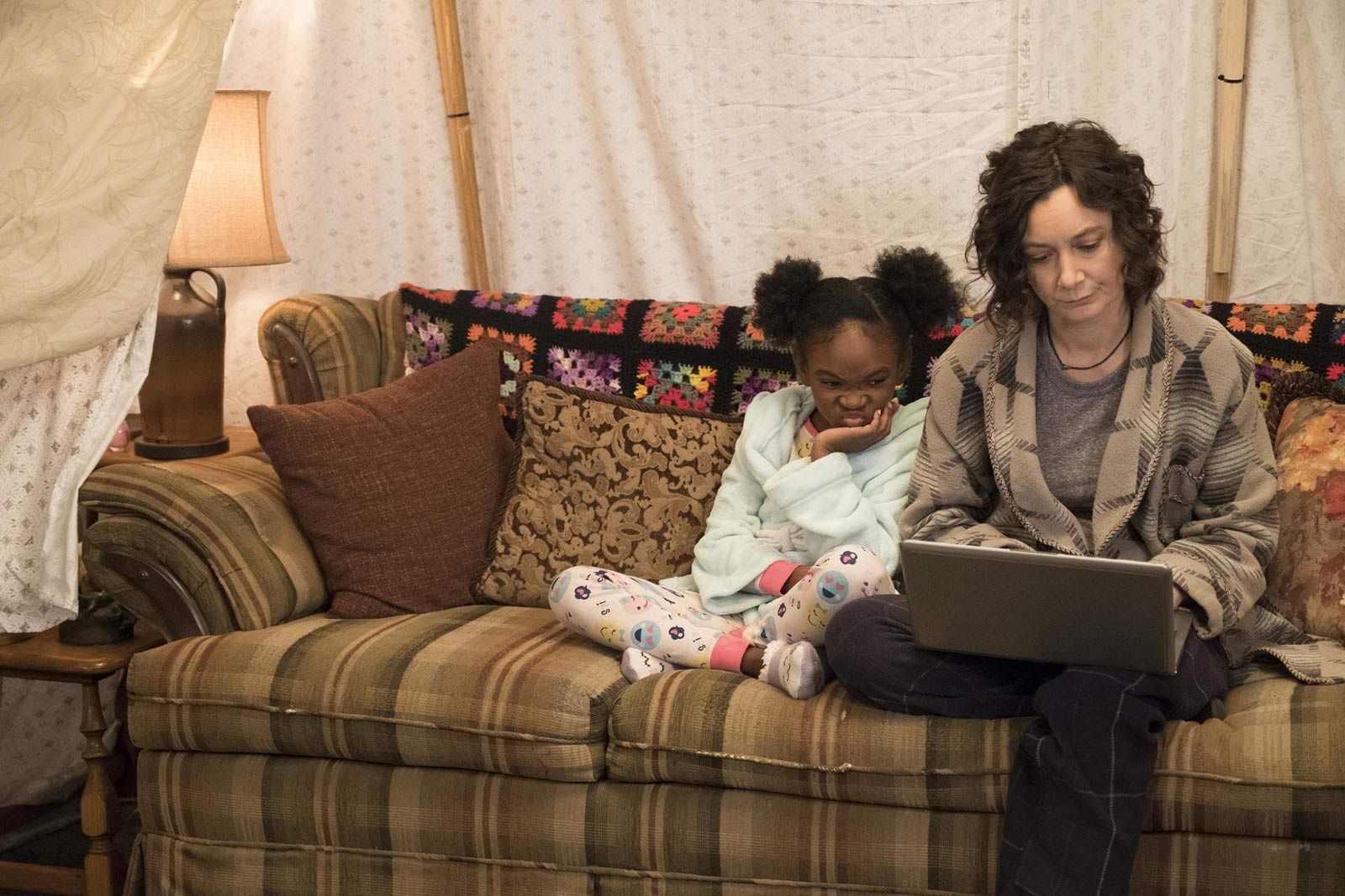 Roseanne : Roseanne : Foto Sara Gilbert, Jayden Rey - Foto 13 sobre 65 - SensaCine.com