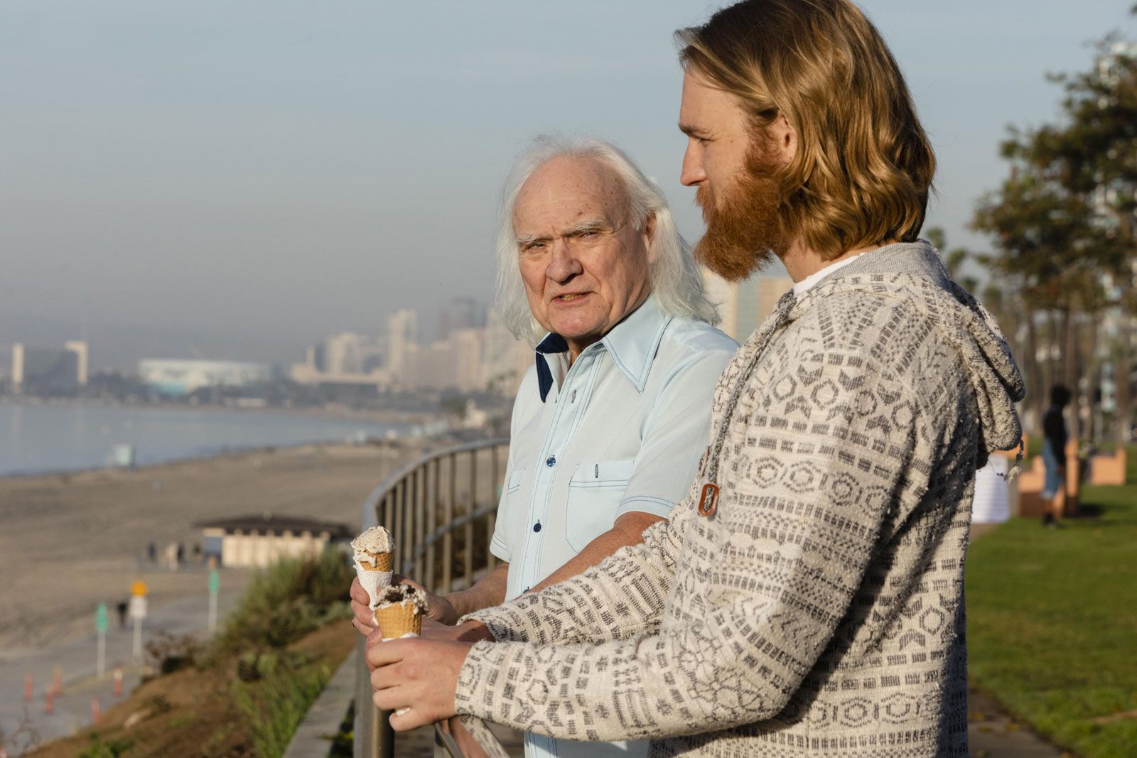 Lodge 49 : Lodge 49 : Foto Wyatt Russell, Kenneth Welsh - Foto 60 sobre ...