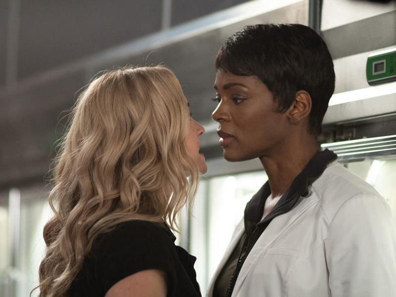 The Passage : The Passage : Foto Brianne Howey, Caroline Chikezie ...