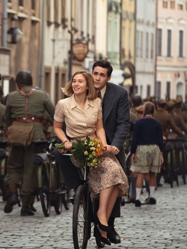 Cartel El mundo en llamas - Cartel 13 sobre 13 - SensaCine.com