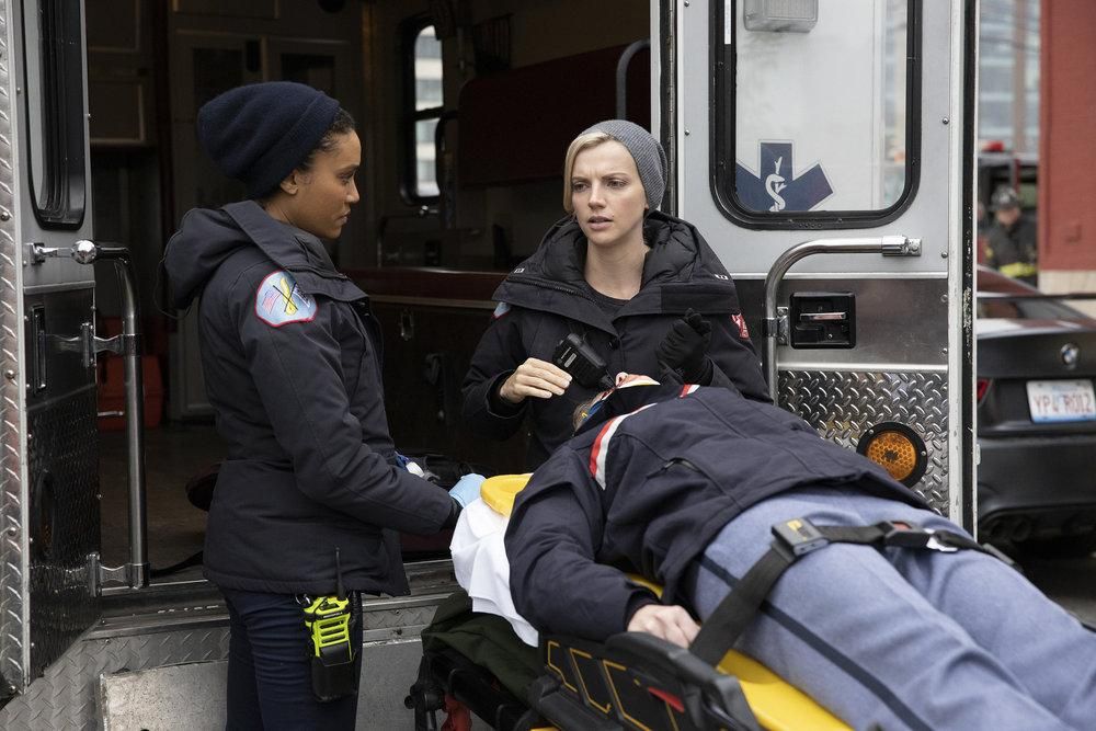Chicago Fire : Chicago Fire : Foto Kara Killmer, Annie Ilonzeh - Foto ...