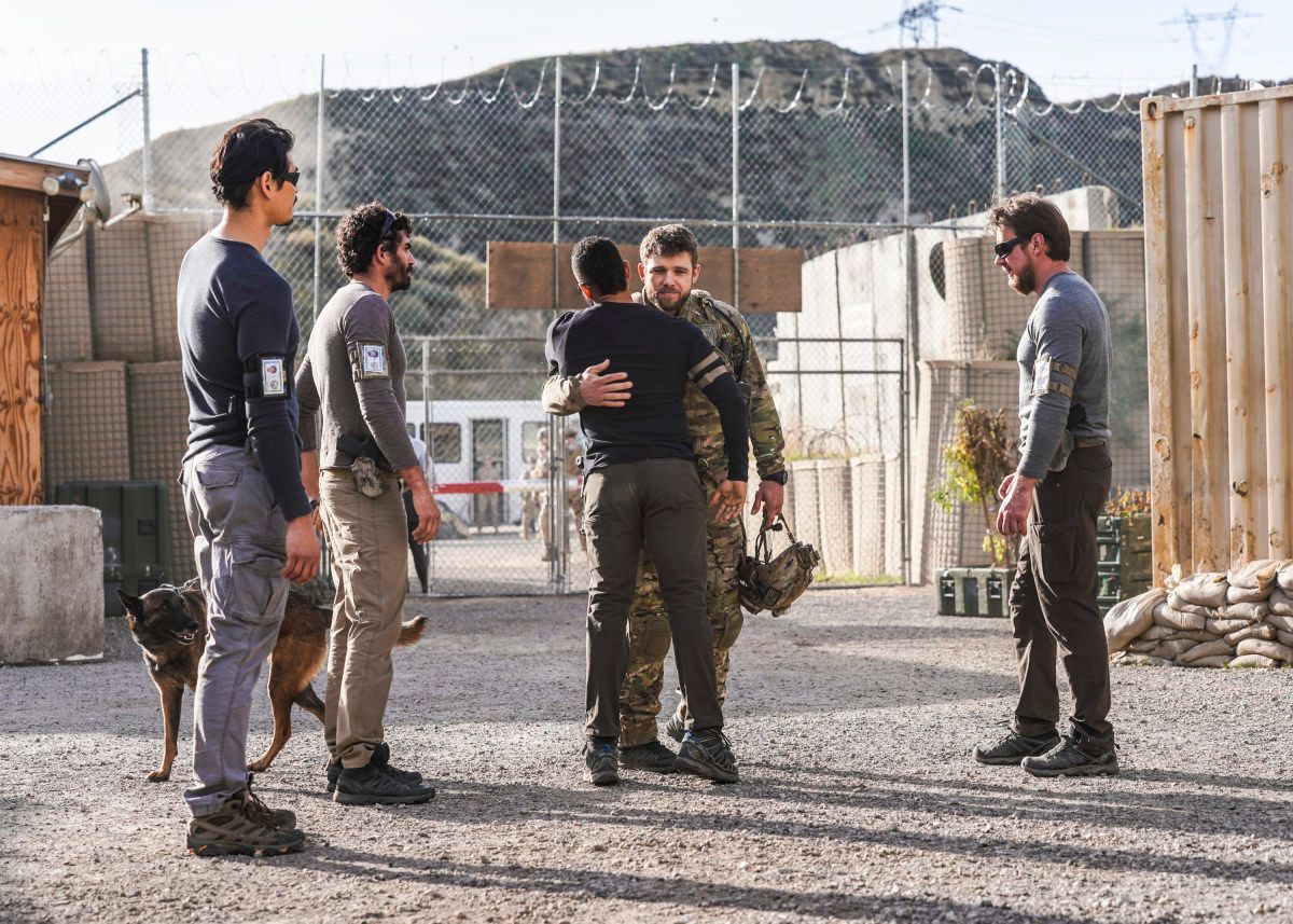 Foto de Neil Brown Jr. - SEAL Team : Foto Max Thieriot, Tim Chiou, Neil ...