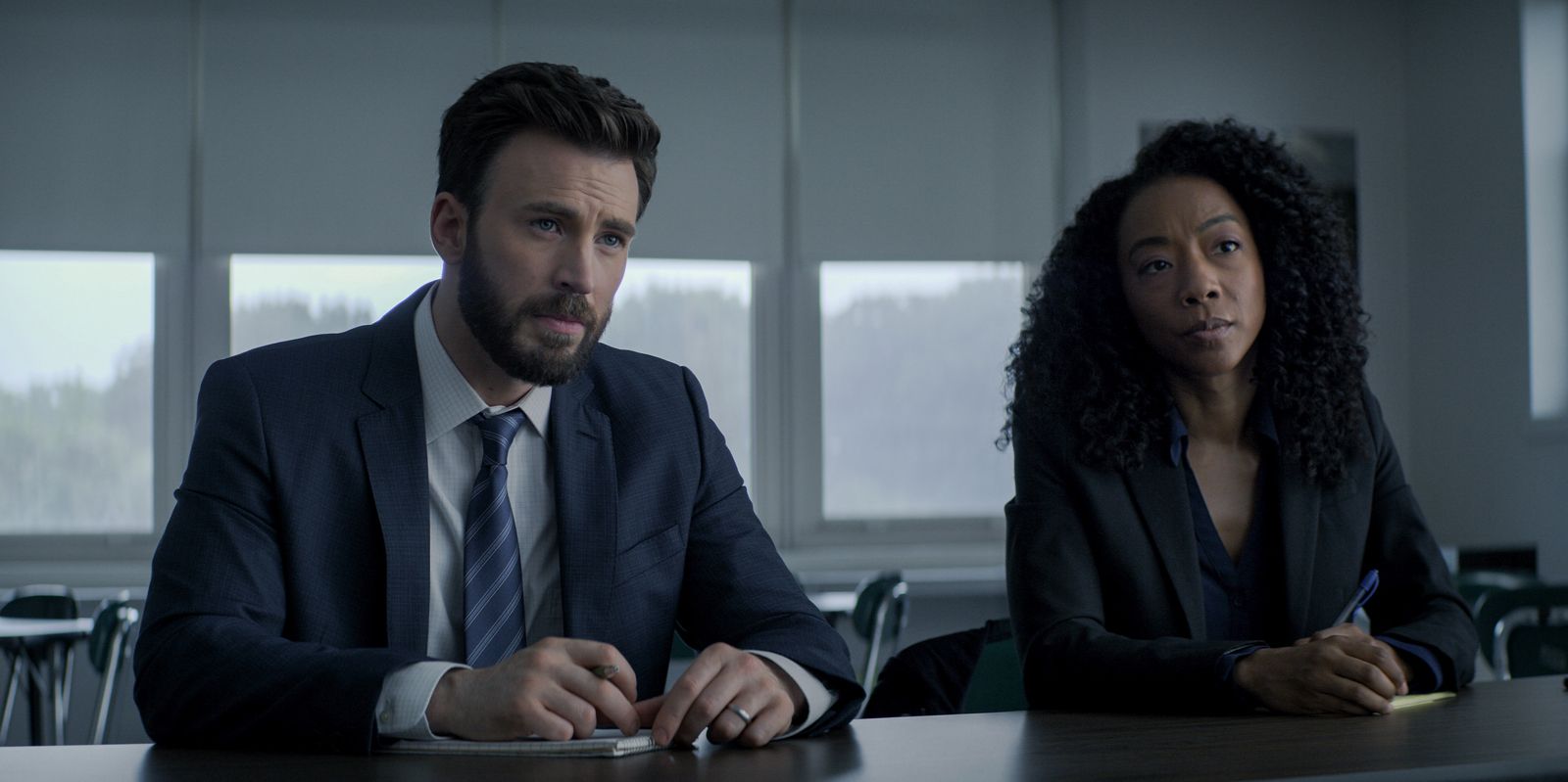 Foto de Betty Gabriel - Defender a Jacob : Foto Chris Evans, Betty ...