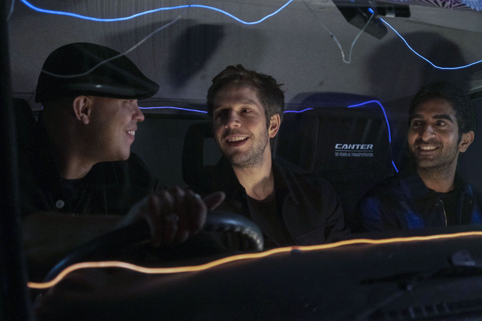 Brassic : Brassic : Foto Parth Thakerar, Damien Molony, Aaron Heffernan ...