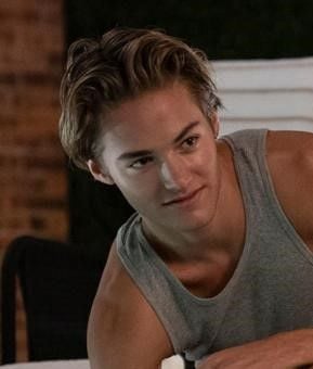 Mitchell Hoog - SensaCine.com