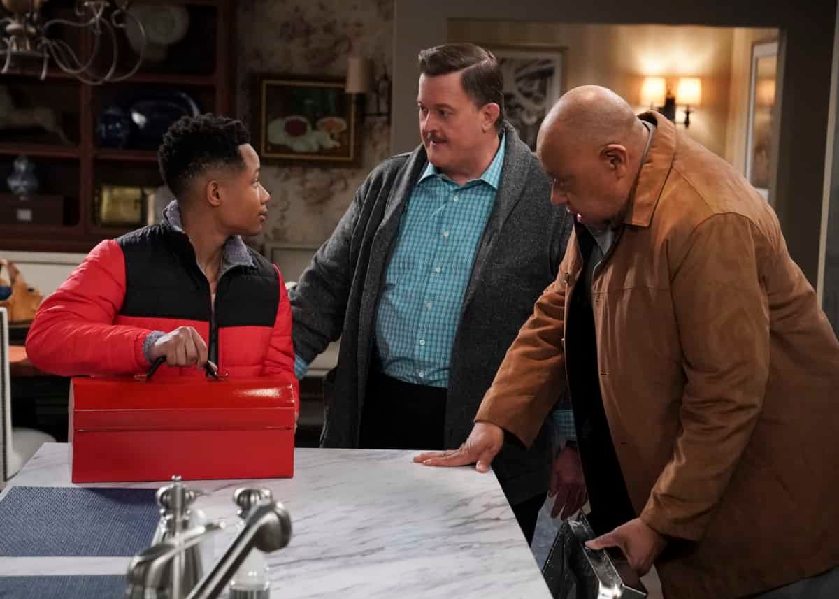 Foto de Travis Wolfe Jr. - Foto Barry Shabaka Henley, Billy Gardell ...