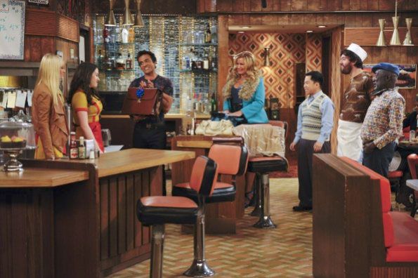 Foto de Jennifer Coolidge - Foto Beth Behrs, Garrett Morris, Gilles ...