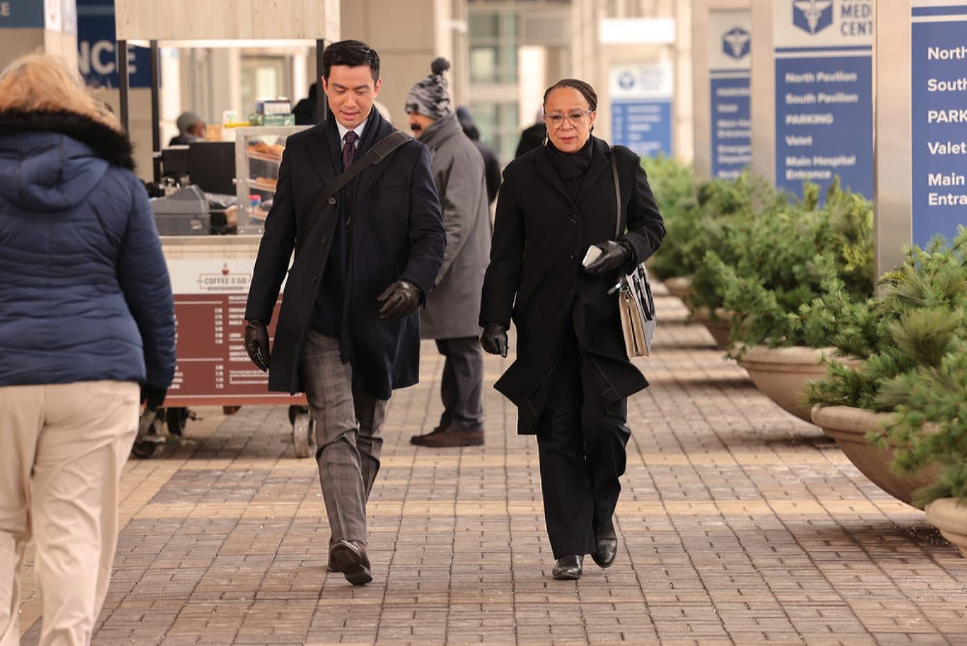 Foto de Johnny Wu - Chicago Med : Foto S. Epatha Merkerson, Johnny Wu ...