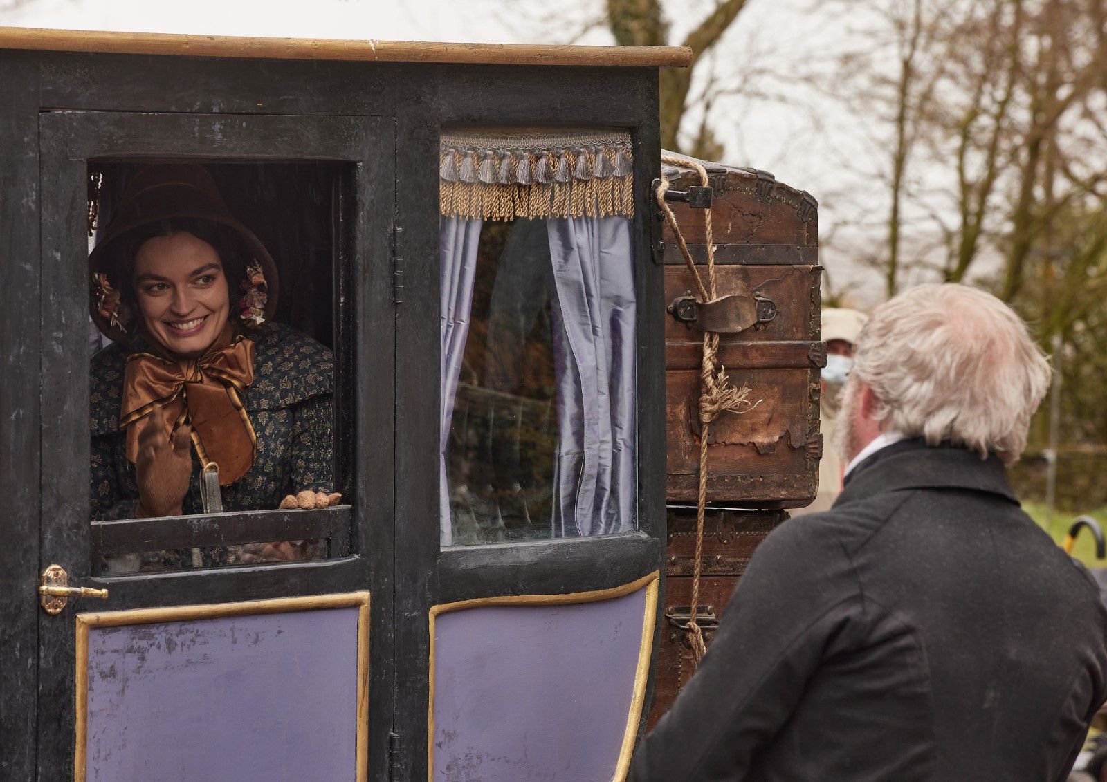 Foto de Adrian Dunbar - Emily : Foto Emma Mackey, Adrian Dunbar - Foto ...