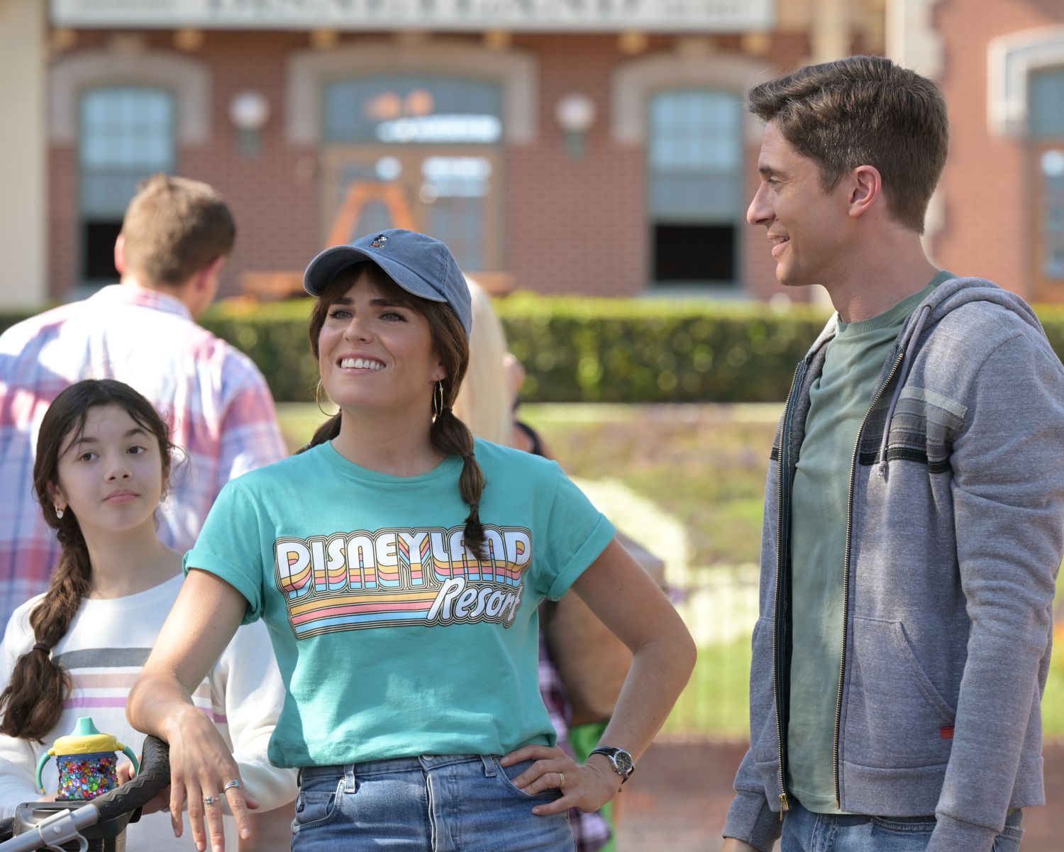 Home Economics : Home Economics : Foto Topher Grace, Karla Souza - Foto ...