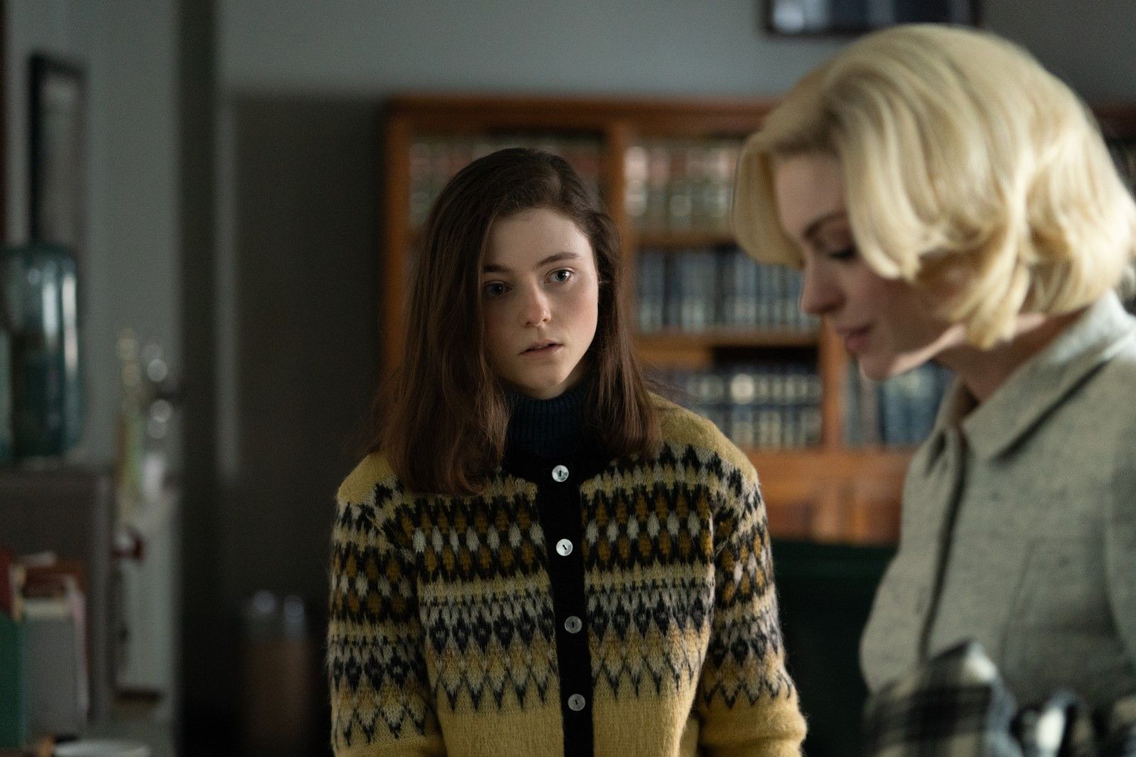 Foto de Anne Hathaway - Mi nombre era Eileen : Foto Thomasin McKenzie ...