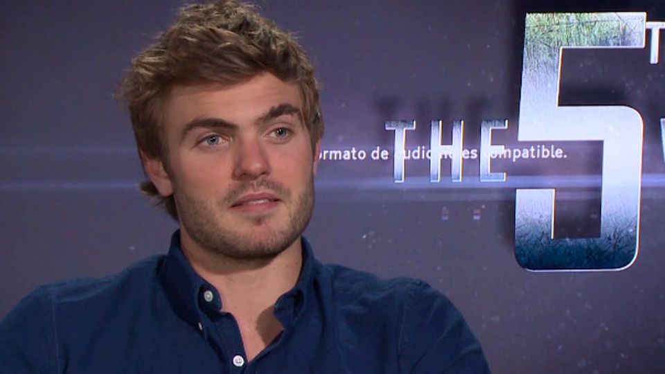Entrevista sobre La quinta ola : Alex Roe Interview : La quinta ola ...