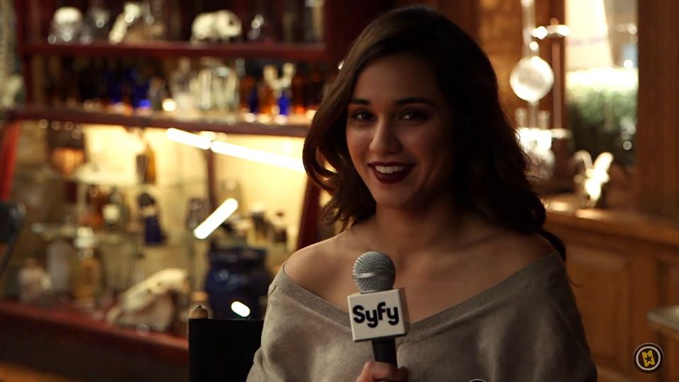 Summer Bishil Interview : The Magicians - Vídeo The Magicians ...